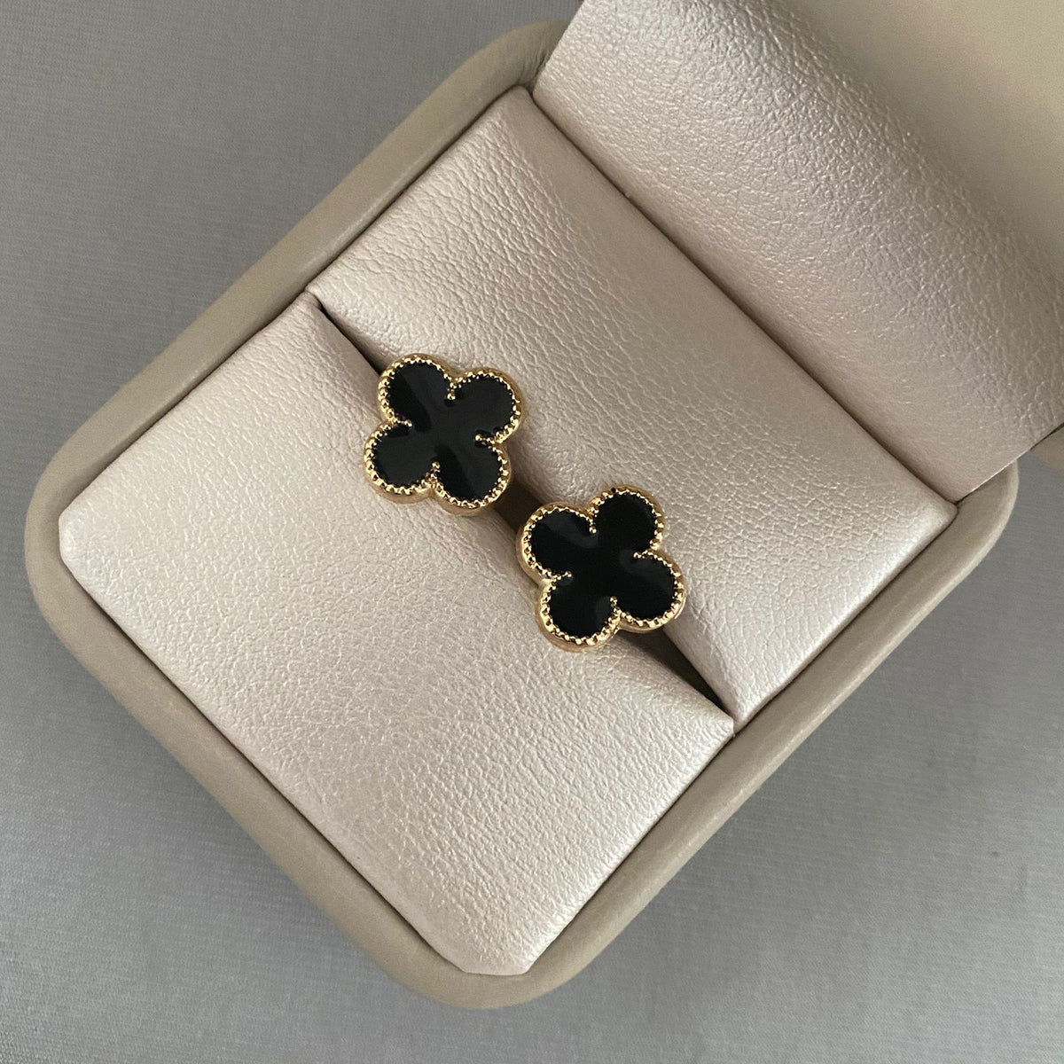 Topos trebol vc nac negros Oro amarillo 18k 1,30 Gr / 10 mm – Élite Joyería